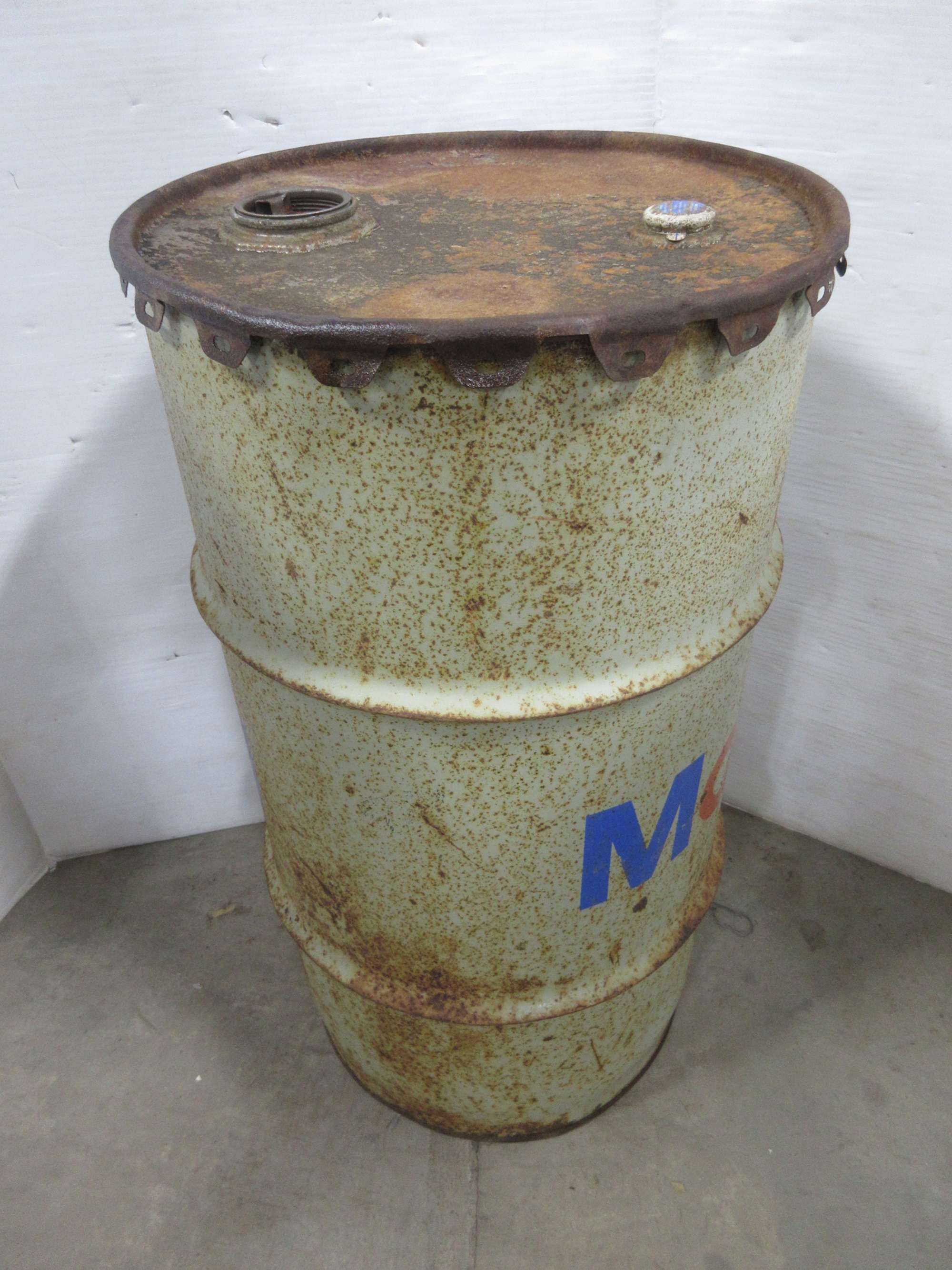 Albrecht Auctions | 16-Gallon Mobil Transmission Oil Canister
