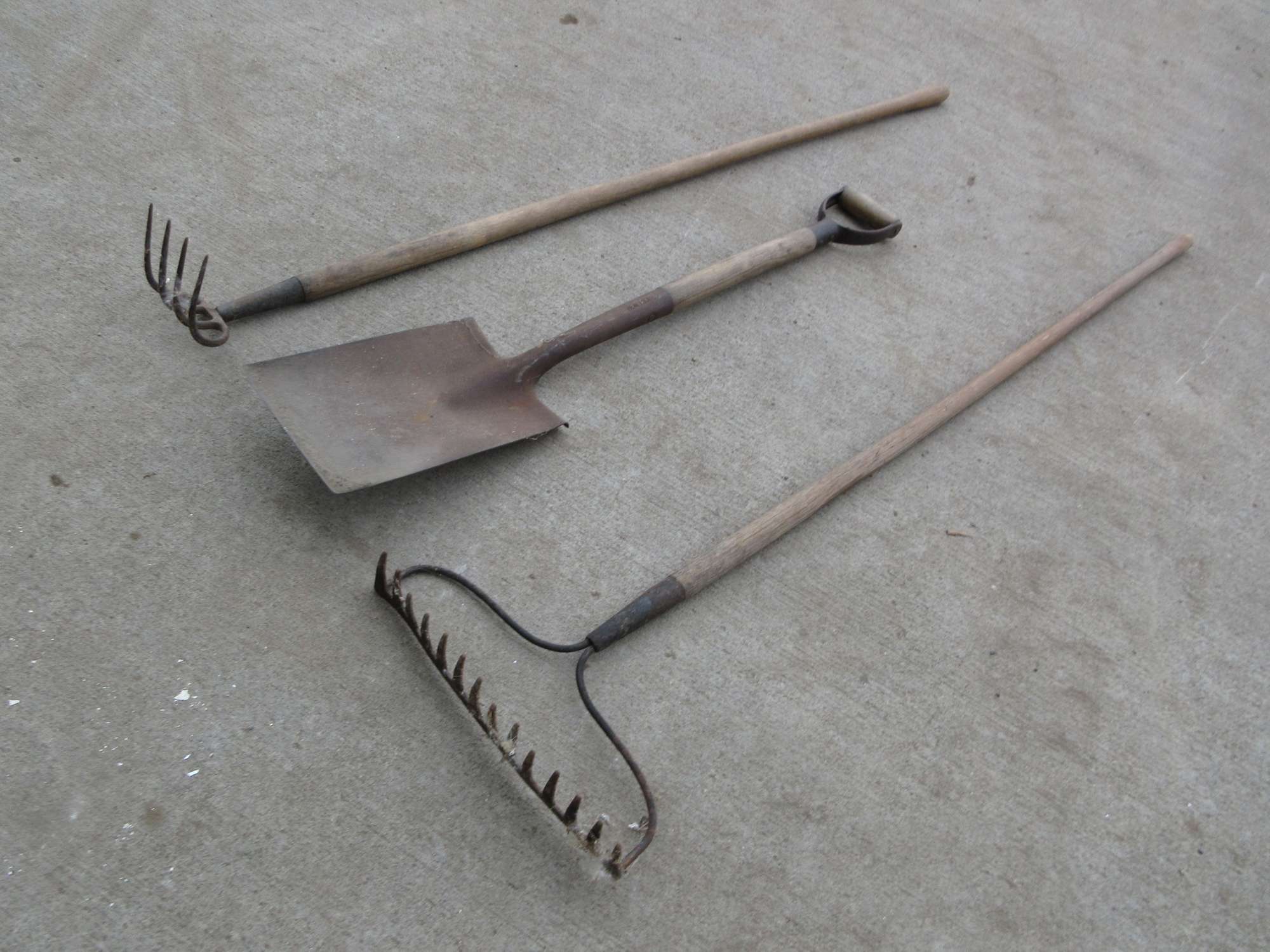 Albrecht Auctions | Older Shovel, Rake, and Hoe
