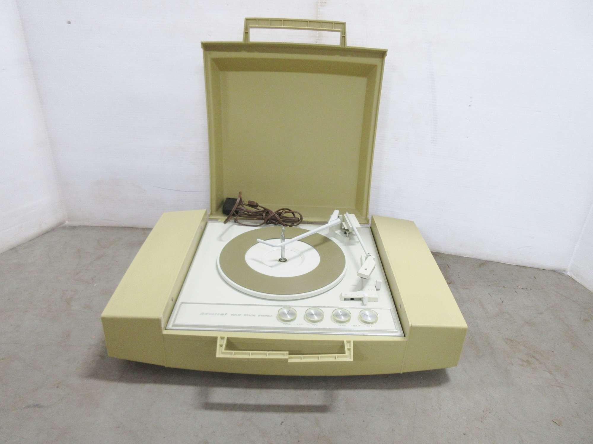 Albrecht Auctions | 1960s Admiral Record Player
