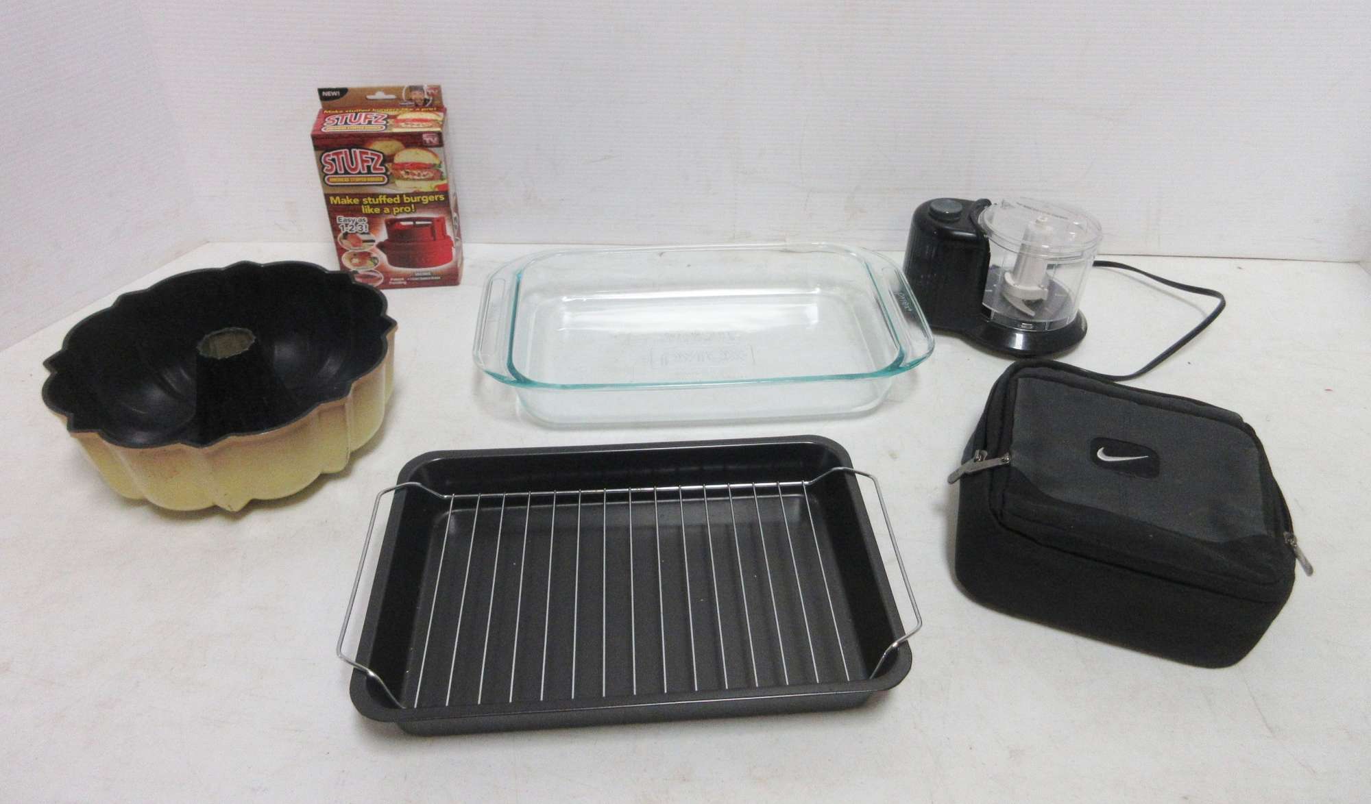 Albrecht Auctions | Kitchen Items, Include: Pyrex Glass Cake Pan, 9" x ...