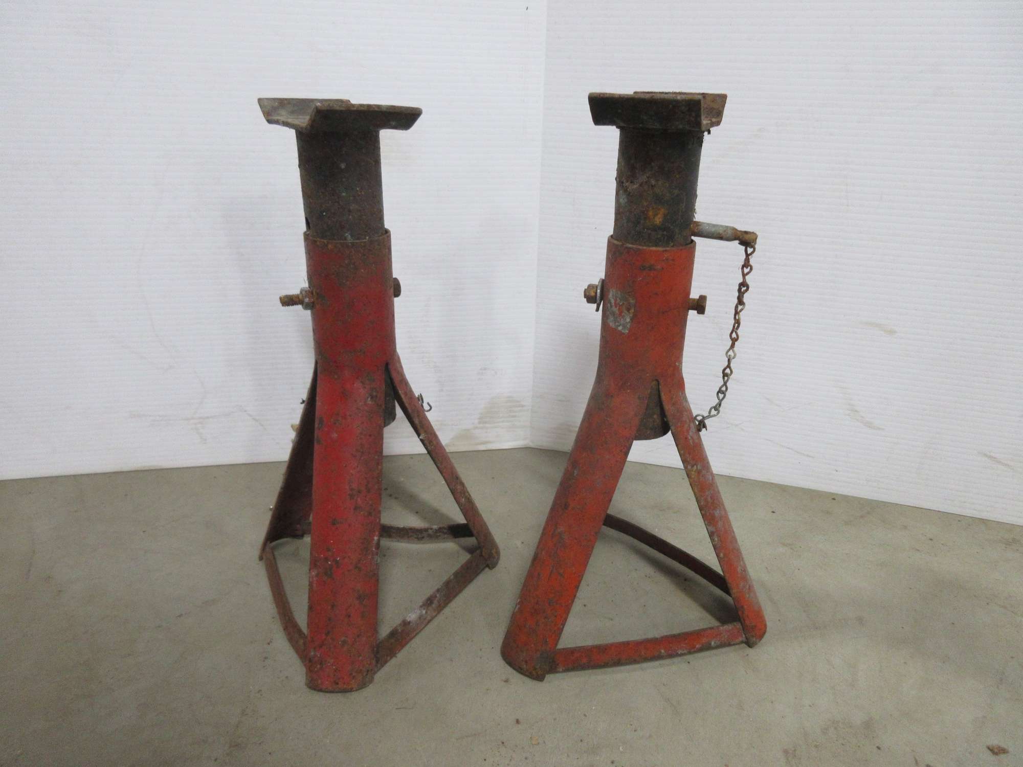 Albrecht Auctions | (2) Jacks Stands