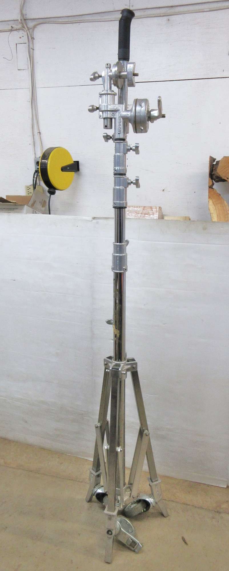 Albrecht Auctions | Matthews Lighting Boom, Extends Very High