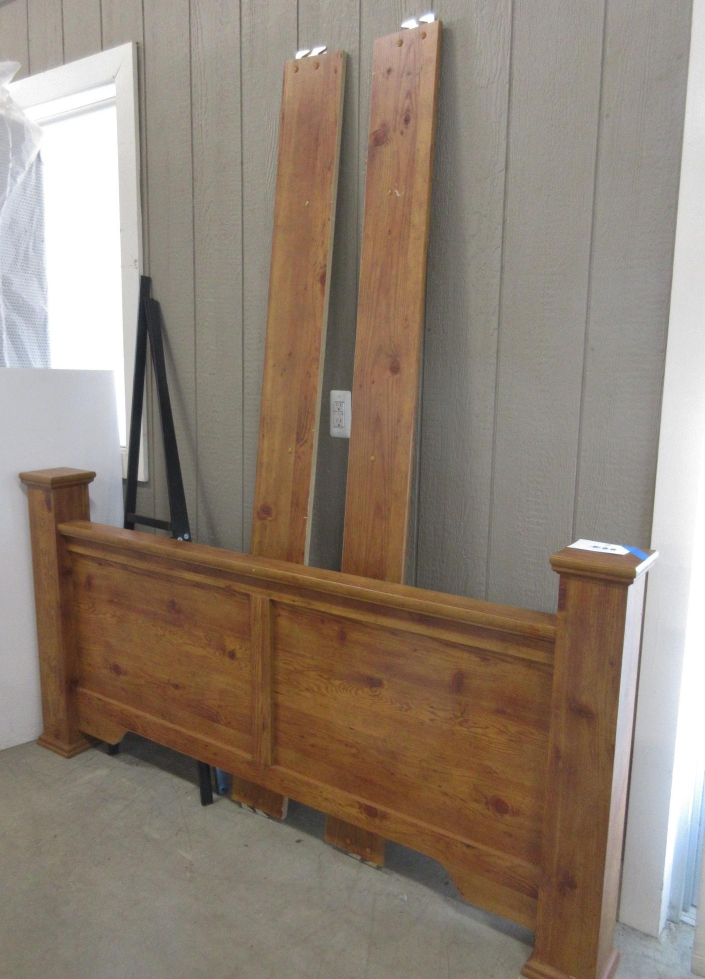 Albrecht Auctions | Queen Size Wood Grain Footboard and Rails