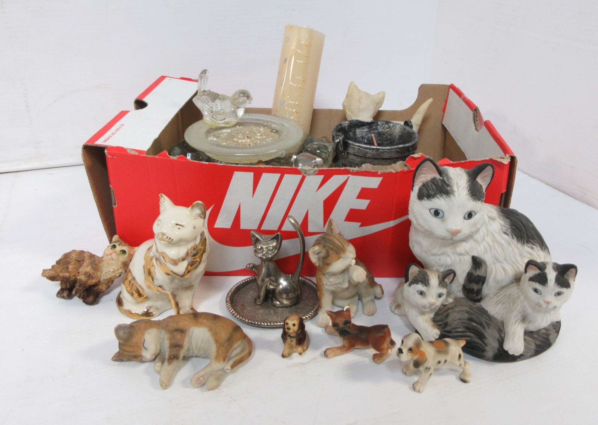 Albrecht Auctions | Box of Cat and Kitten Knick Knacks