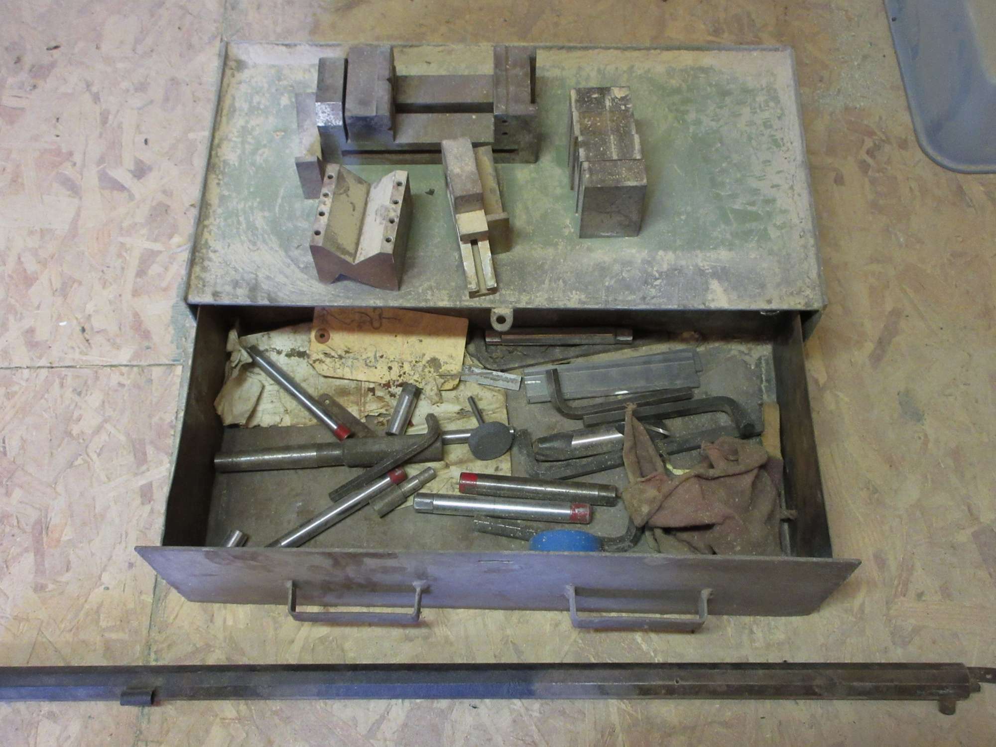 Albrecht Auctions | Machinist Riser with Machinist Contents