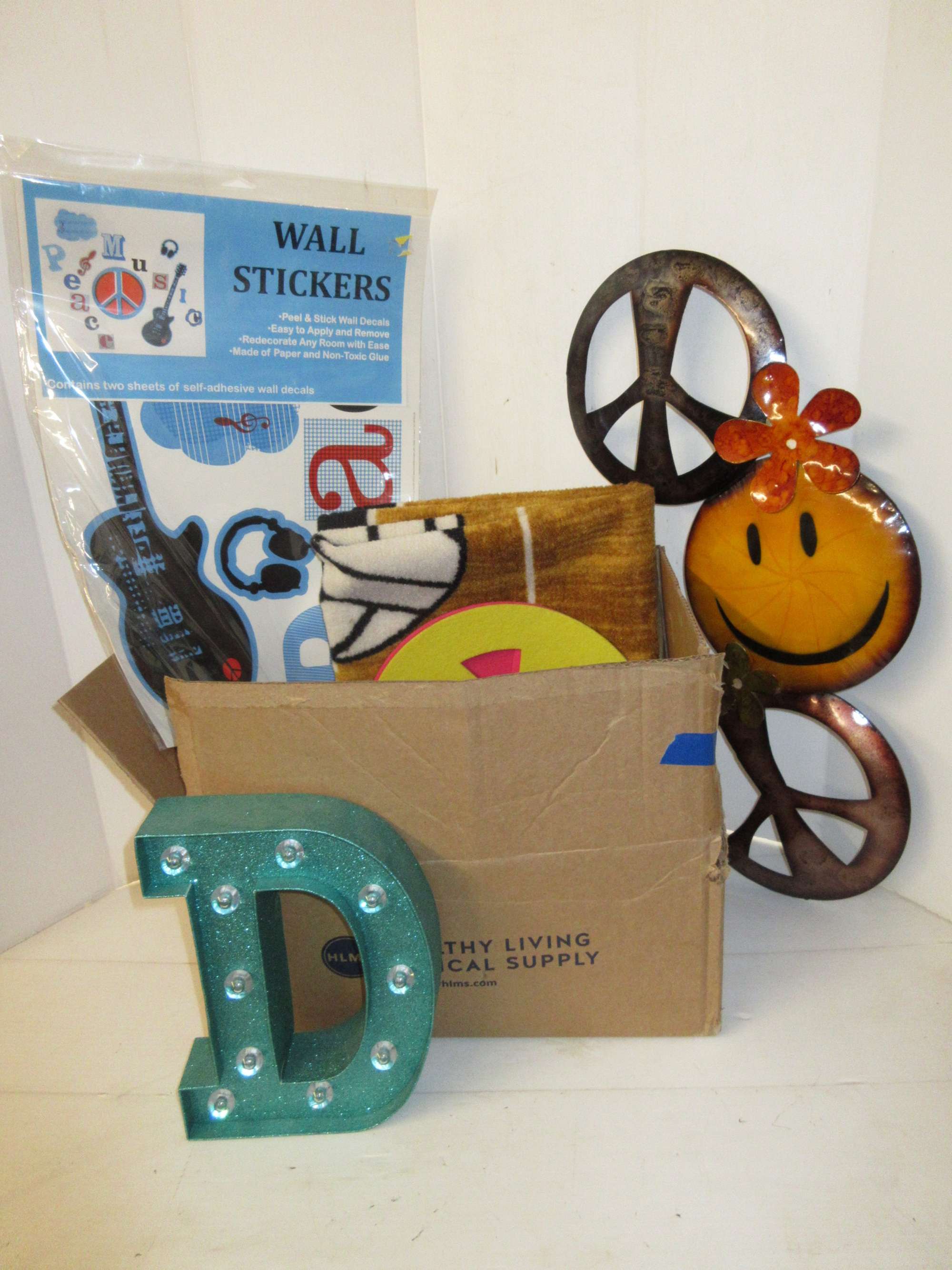 Albrecht Auctions | Girls Room Decor, Includes: Metal Peace Sign/Happy ...