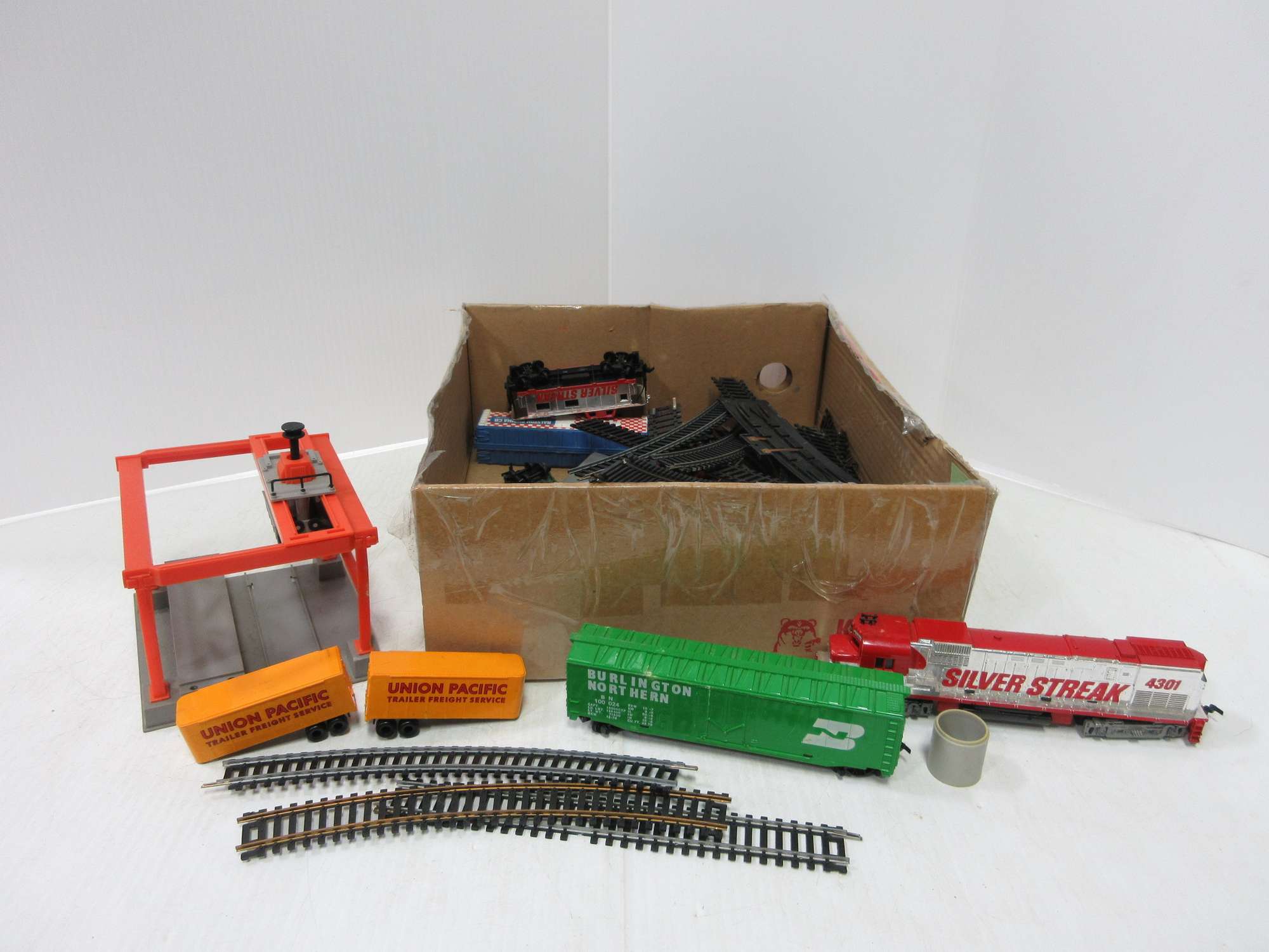 Albrecht Auctions | Various Train Items