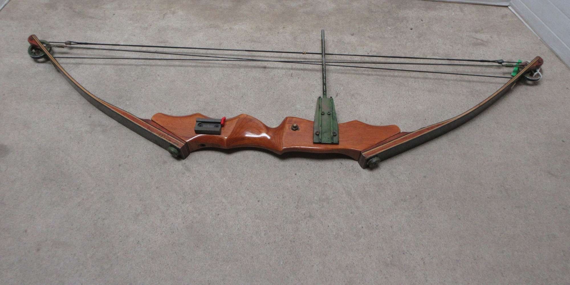 Albrecht Auctions | Older Compound Bow