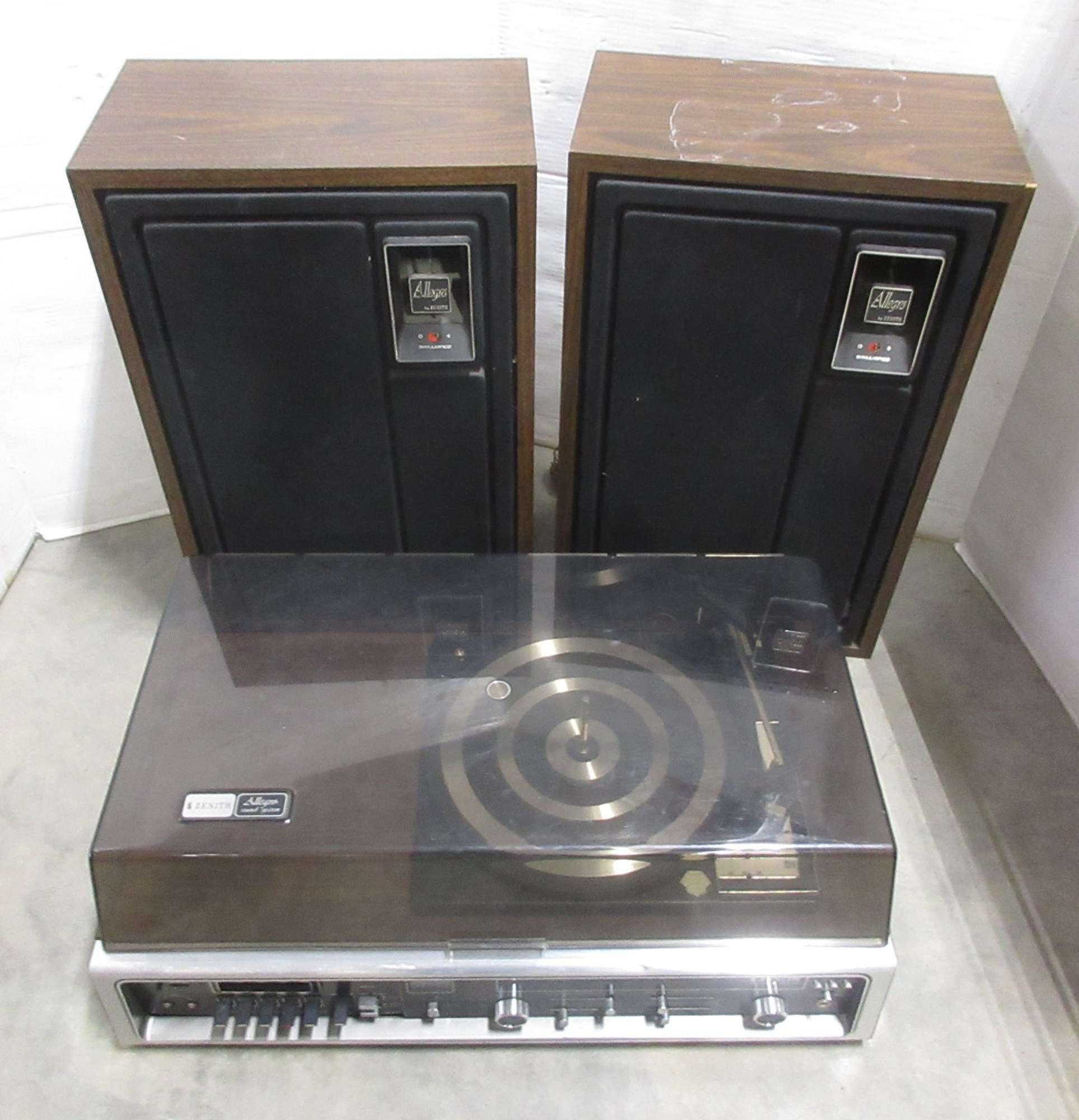 Albrecht Auctions | Zenith AM/FM and Cassette Stereo with Speakers