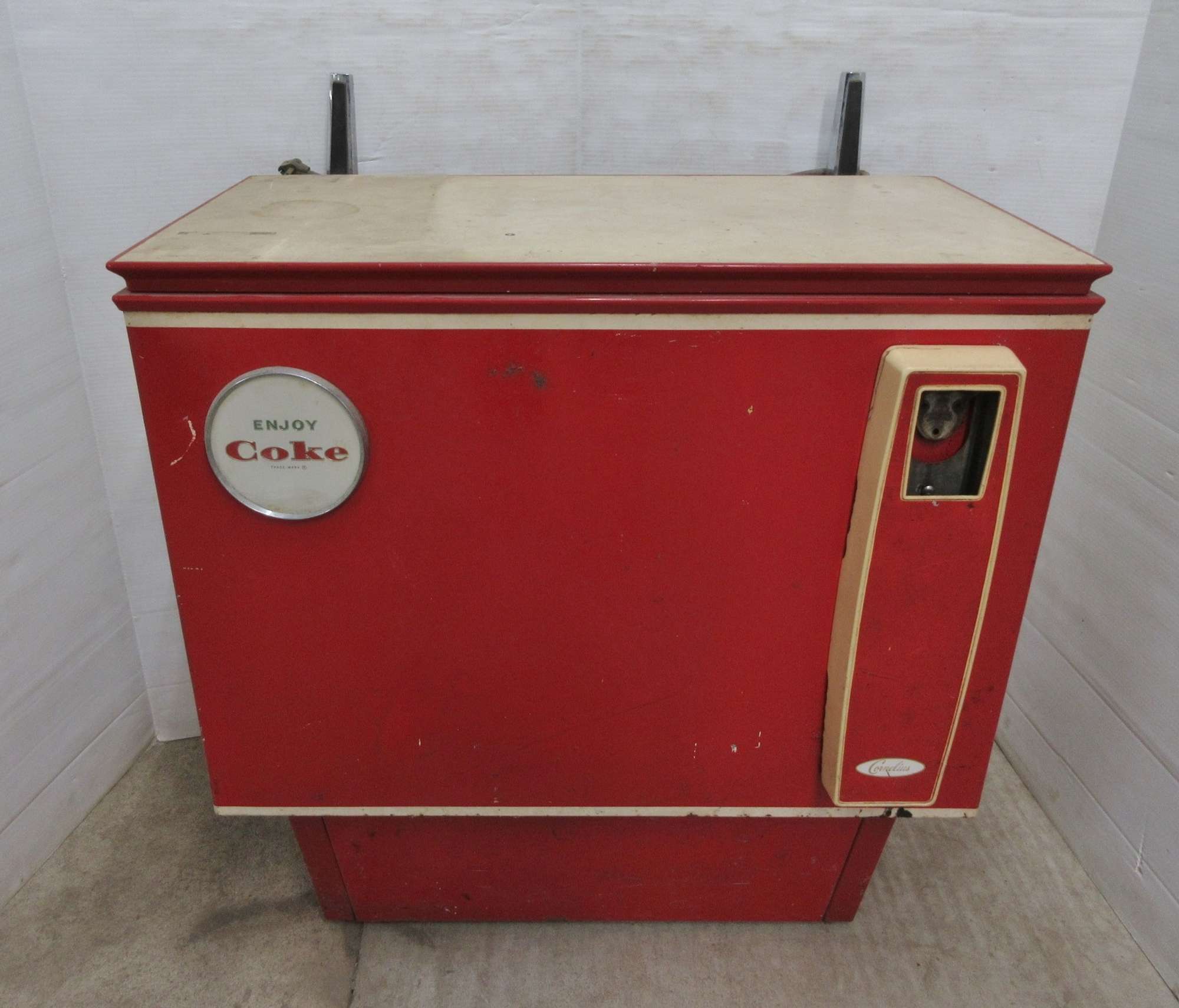 Albrecht Auctions | Cornelius Coke Machine
