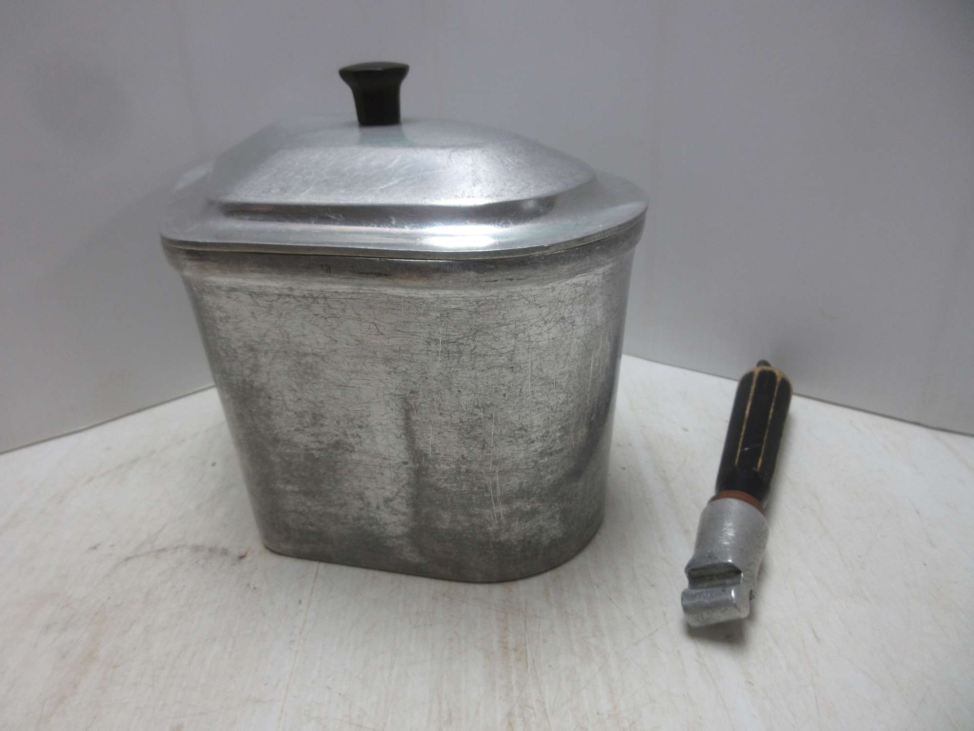 Albrecht Auctions | Older Cast Aluminum Triangle Pot with Handle and Lid