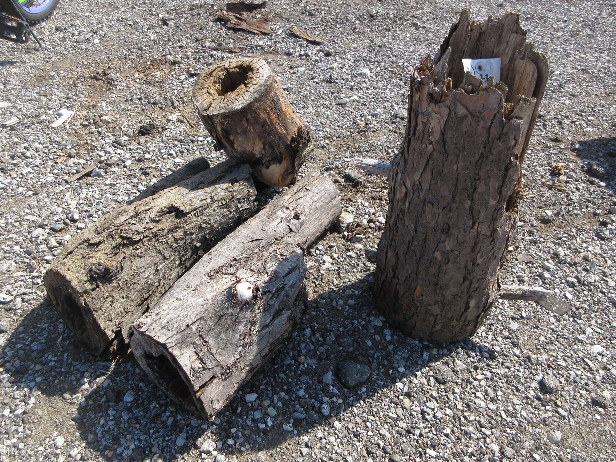 Albrecht Auctions | (4) Flower Pot Log Planters