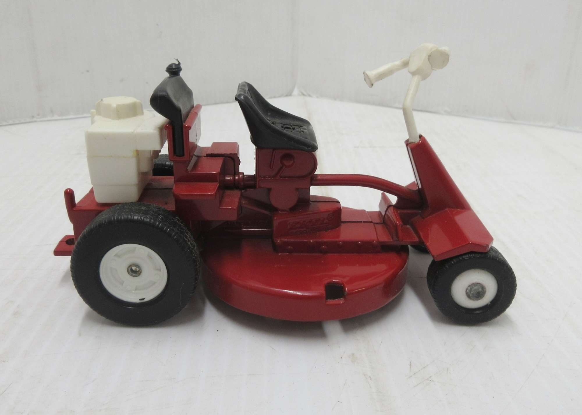 Albrecht Auctions | ERTL 1/12 Scale Snapper Rear Engine Riding Lawn ...
