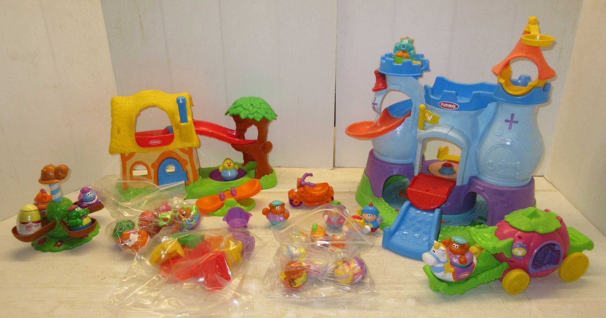 Albrecht Auctions | (39) Weebles with a Weebalot Castle, Weeble Go ...