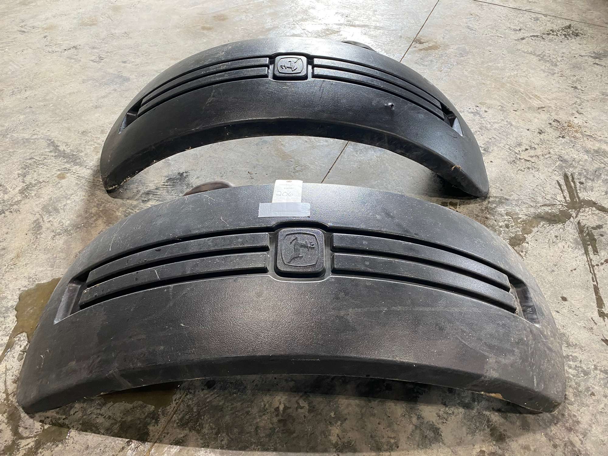 Albrecht Auctions | Pair of John Deere Front Fenders off 7720 (No Brackets)